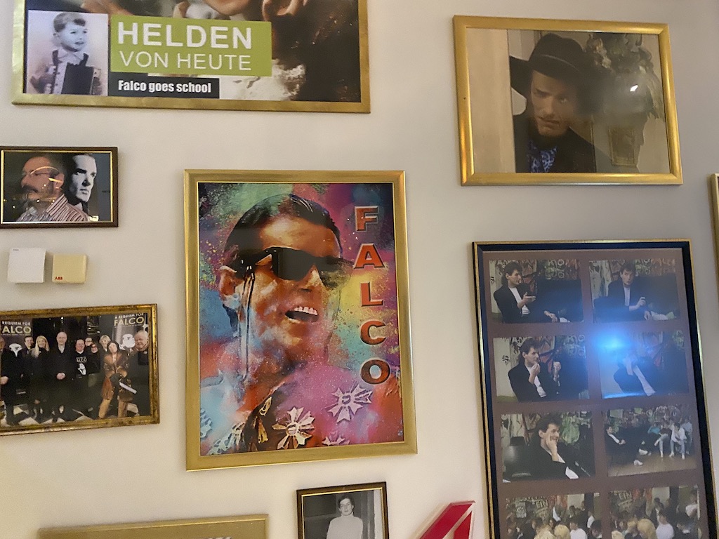 Themenrestaurant Falco in Wien – Augenweide für Falco-Fans ...